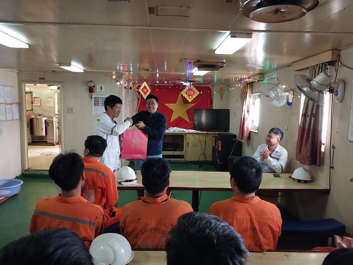 Lãnh đạo Công ty Vận tải biển VIMC thăm, làm việc và chúc Tết tàu VIMC ...