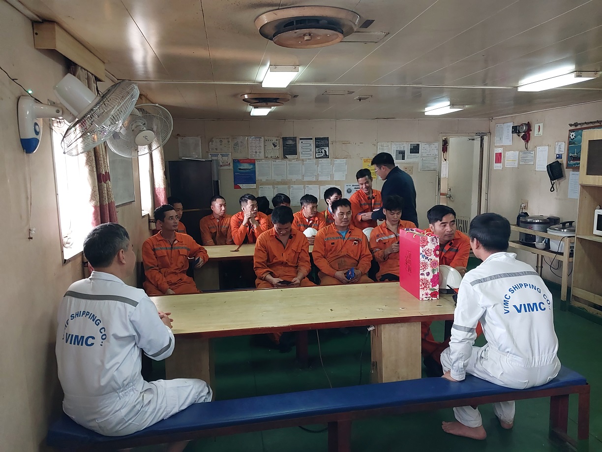 Lãnh đạo Công ty Vận tải biển VIMC thăm, làm việc và chúc Tết tàu VIMC ...