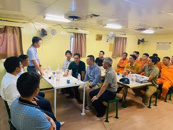 Lãnh đạo Công ty Vận tải biển VIMC và đại diện Người thuê tàu xuống ...