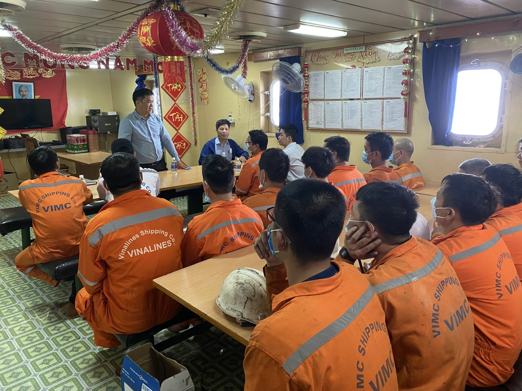 Lãnh đạo Công ty Vận tải biển VIMC thăm và làm việc với thuyền viên tàu ...