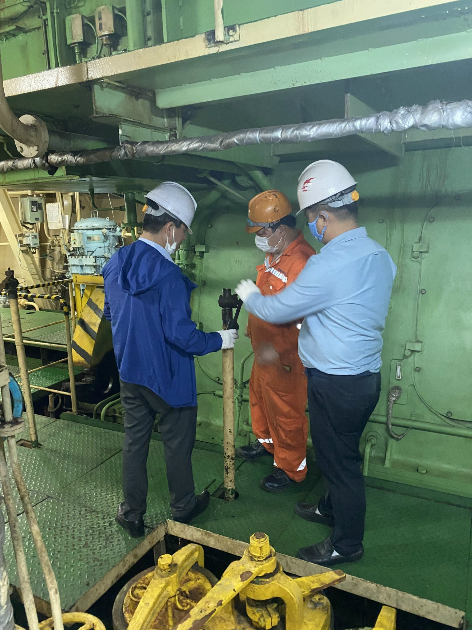 Lãnh đạo Công ty Vận tải biển VIMC thăm và làm việc với thuyền viên tàu ...